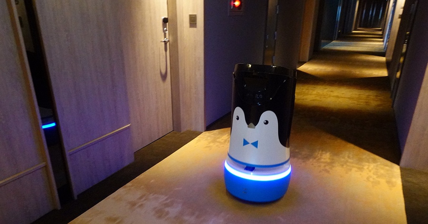 【COZZI Blu和逸飯店.桃園館】房間用65吋大電視看「Xpark水族館」直播，還有超酷的「企鵝機器人」客房服務！ - 咖啡老媽