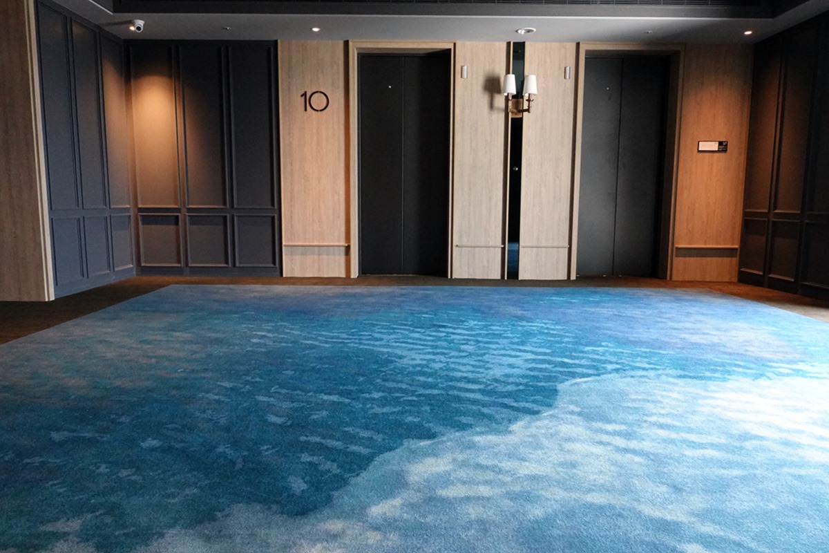 【COZZI Blu和逸飯店.桃園館】房間用65吋大電視看「Xpark水族館」直播，還有超酷的「企鵝機器人」客房服務！ - 咖啡老媽