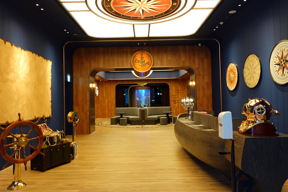 【COZZI Blu和逸飯店.桃園館】房間用65吋大電視看「Xpark水族館」直播，還有超酷的「企鵝機器人」客房服務！ - 咖啡老媽