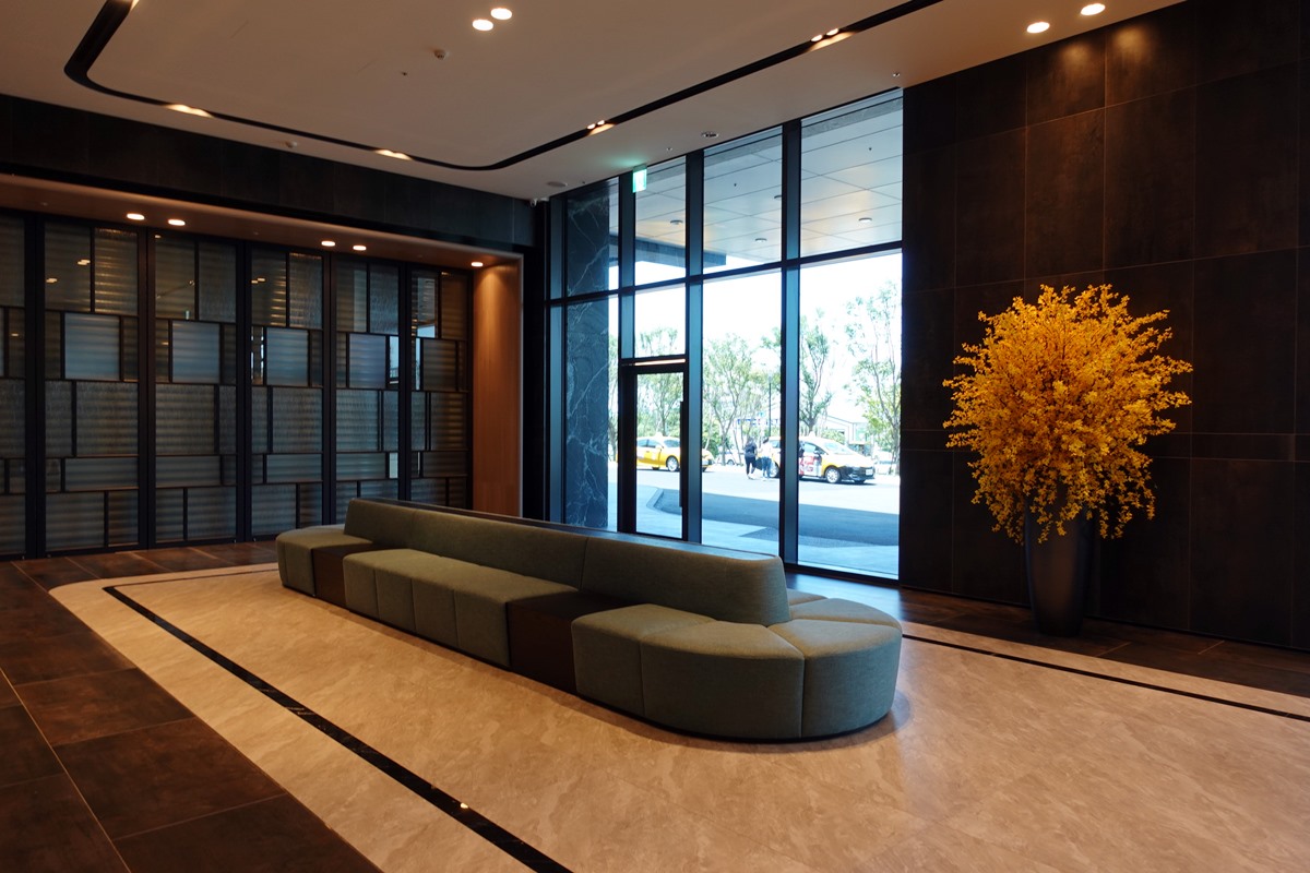 【COZZI Blu和逸飯店.桃園館】房間用65吋大電視看「Xpark水族館」直播，還有超酷的「企鵝機器人」客房服務！ - 咖啡老媽