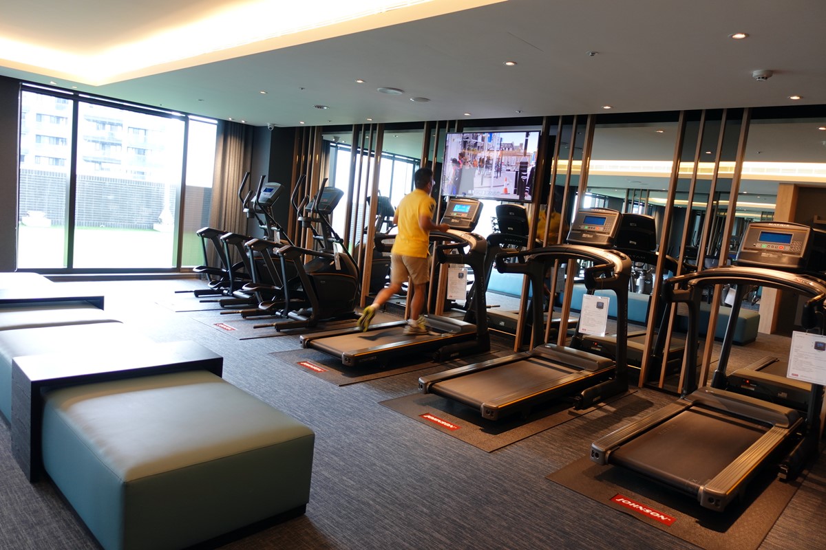 【COZZI Blu和逸飯店.桃園館】房間用65吋大電視看「Xpark水族館」直播，還有超酷的「企鵝機器人」客房服務！ - 咖啡老媽